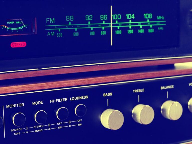 Tune in to Takeoff: The Main Airport Radio Frequencies – Radio Fidelity